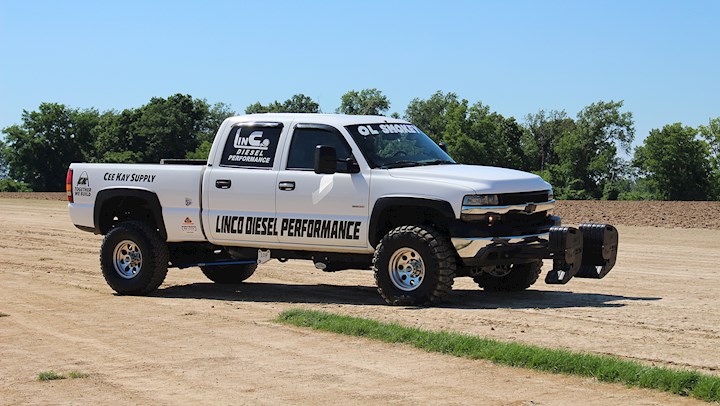 ’02 Silverado Daily Turned Sled Puller | DrivingLine